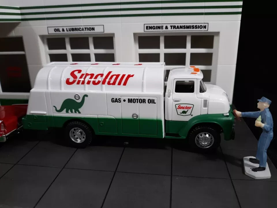 Retired 5 3/4" 1:48 Sinclair Service Station 1956 Fuel Tanker Truck O ...