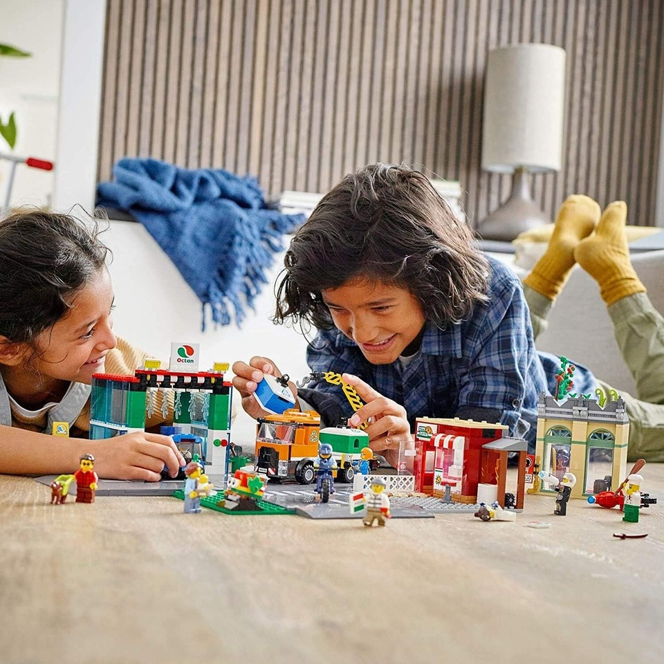 LEGO City Town Center 60292 Building Kit 790 pieces NEW Mild Box Damage ...