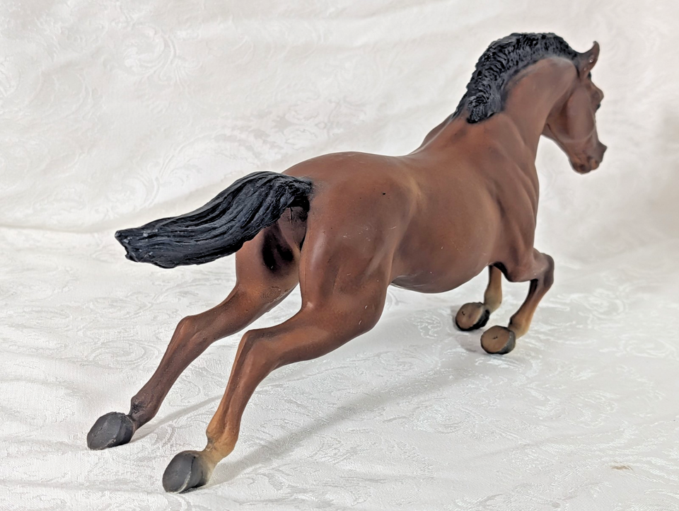 BREYER TRADITIONAL-Vintage Bay Jumping Horse With Stone Wall Jump Stand ...