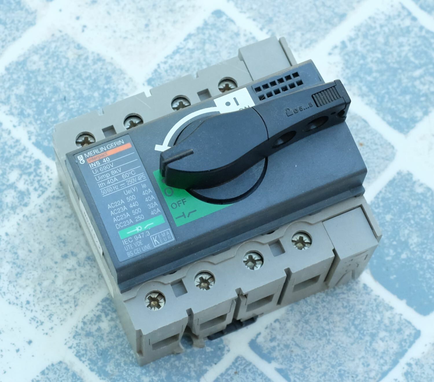Merlin Gerin INS40 3P 40 A Interrupteur sectionneur 28916 avec accident ...