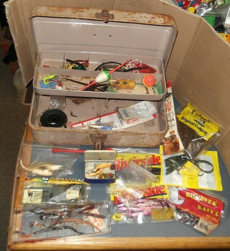 VINTAGE OLD METAL UNION TACKLE BOX WITH OLD FISHING LURES | eBay