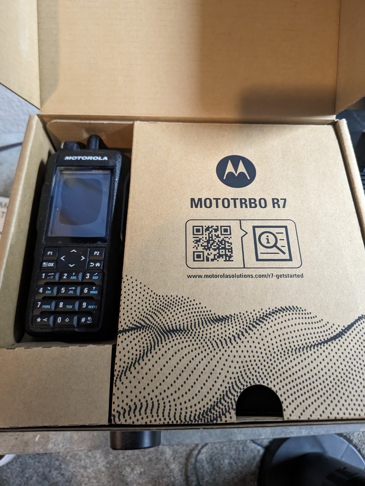 motorola mototrbo r7 400-512 4w I DIDNT USE !open box DMR RADIO ...