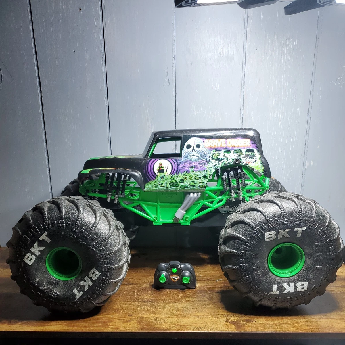 Grave Digger Pic With Lights Off