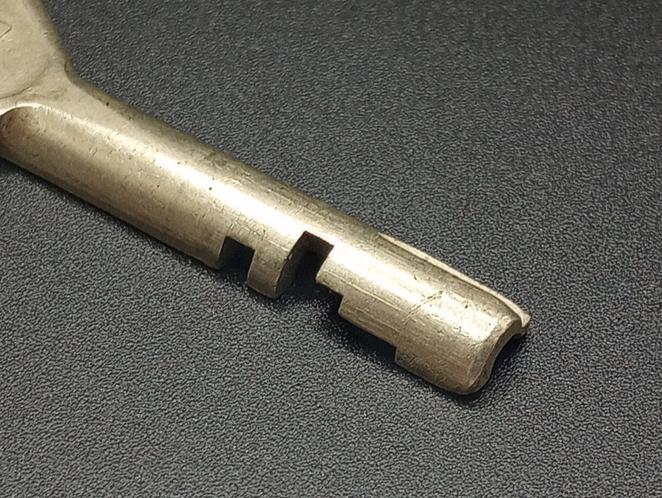 ---Vtg Greenwald GI Cobra 6366 laundry vending coin box key | eBay