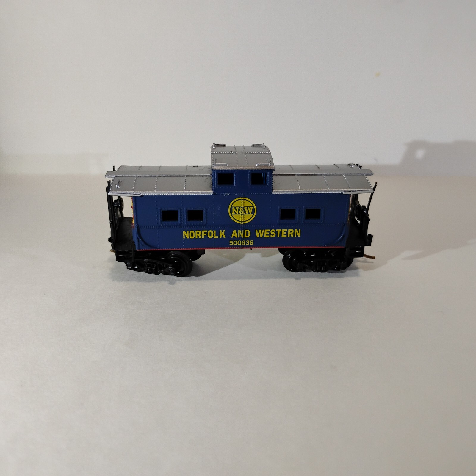 N scale Life Like #7961 Norfolk & Western Caboose, Rd #500836, with Magne-Matics | eBay