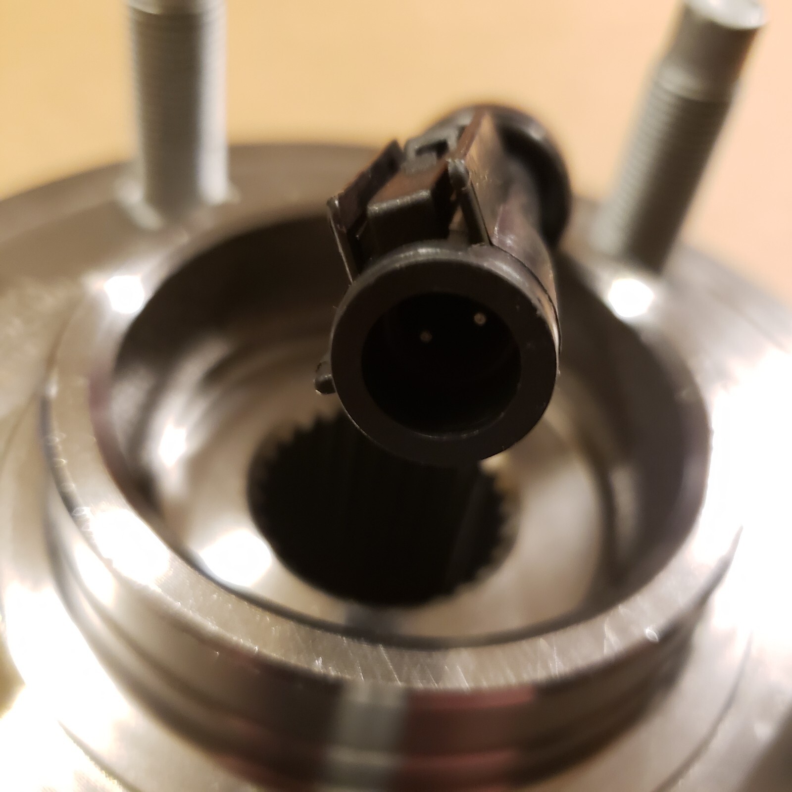 Ford G2MZ-1104-Y, Wheel Bearing Hub Assembly Front Motorcraft NHUB-24 ...