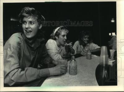 1986 Press Photo Paula Janus and friends, teen night in a tavern ...