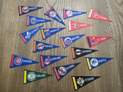 LOT OF 17 MLB MINI 1992 TEAMS PENNANTS FLAGS ALL DATED EXCELLENT COND ...