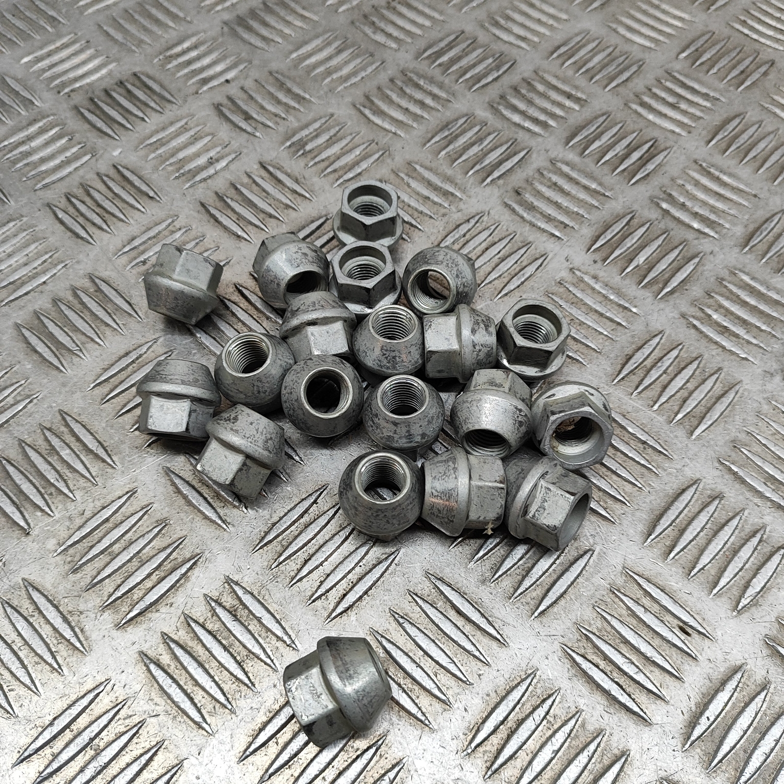 TESLA MODEL 3 Wheel Screws Kit 1027002-00-B Electricity 2023 for sale ...