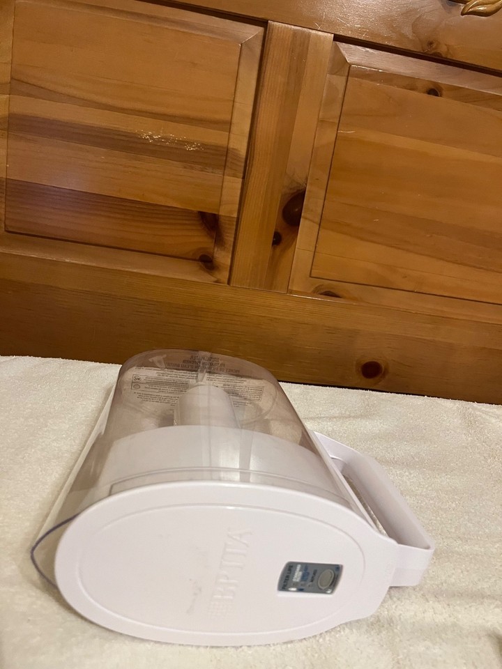 Brita Space Saver Water Filtration Pitcher White SOHO Model OB11/OB03 ...