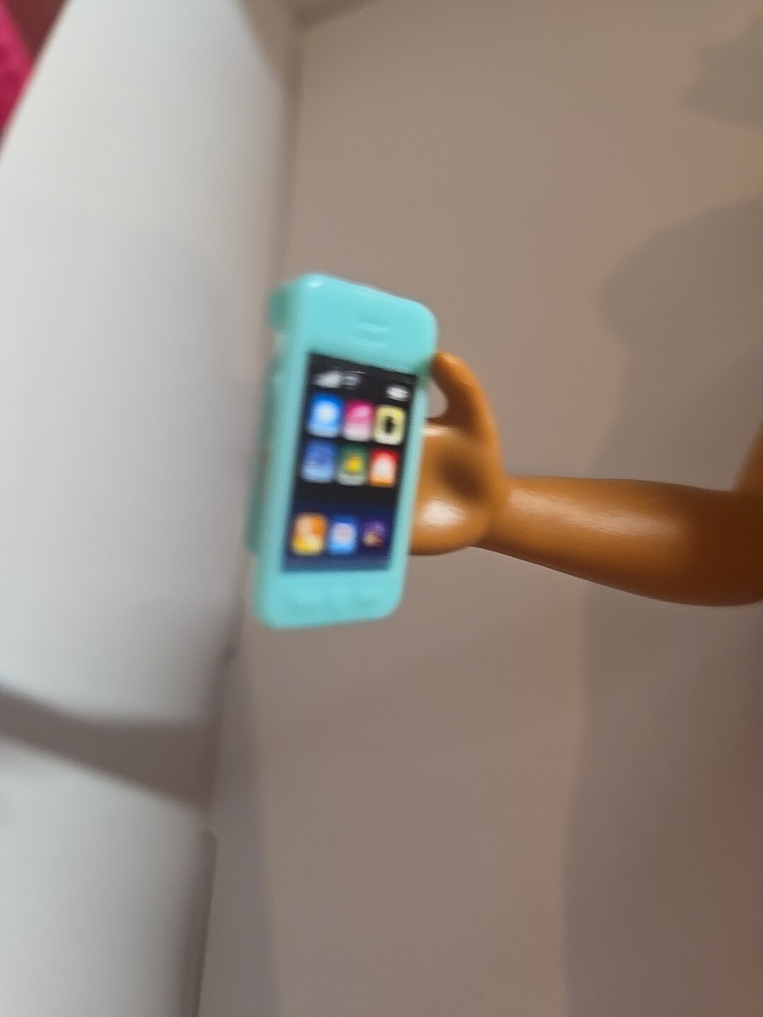 BARBIE DOLL ACCESSORY PASTEL TEAL SMART PHONE , HAND CLIP SO BARBIE CAN ...