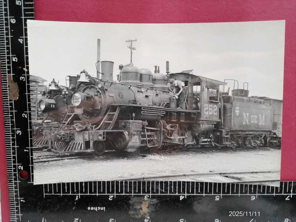 NdeM RAILROAD 2-8-0 NG LOCOMOTIVE #262+ BEING OILED PHOTO SAN LAZARO ...