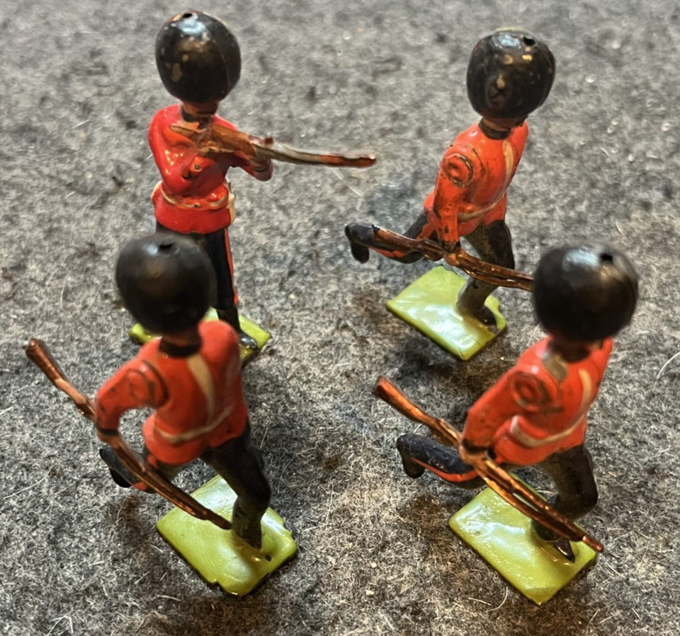 VINTAGE BRITAINS TOYS RED COAT ARMY SOLDIERS x4 LEAD/DIE-CAST FIGURES ...
