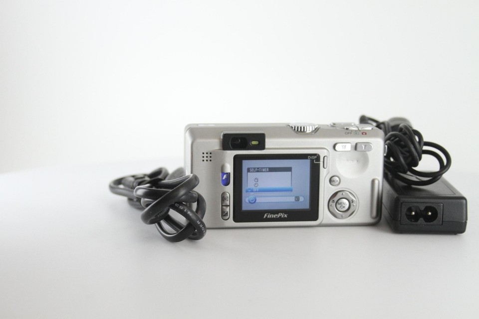 Fujifilm FinePix F700 Super CCD 6.2 MP Compact Camera - Silver - VGC ...