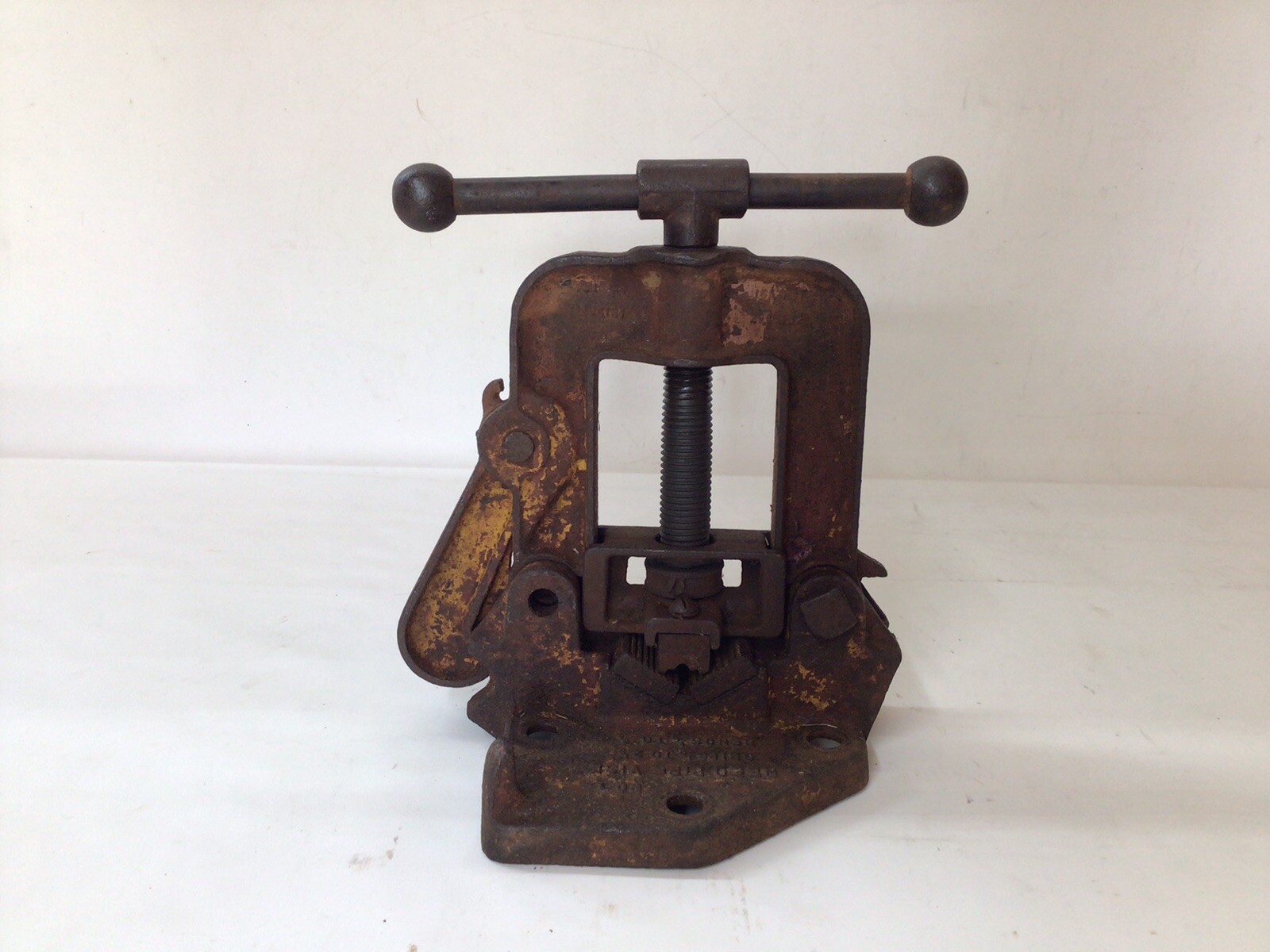 VTG NO. 1 REED MFG. CO. PIPE VISE - GRIPS 1/8" - 2-1/2" BENDS 1/8”-3/4 ...