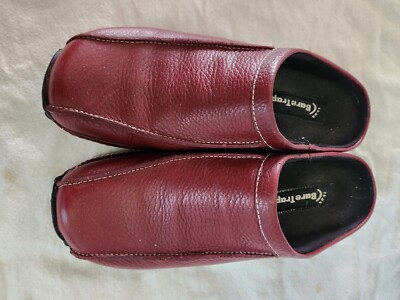 Women's Red Bare Traps Leather Closed Toe Shoes 6M Slip Ons Great ...