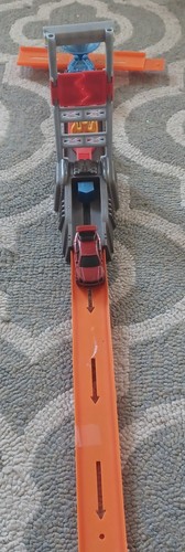 Hot Wheels Trick Tracks Colossal Stunt World Flip & Crash Duel Launcher ...