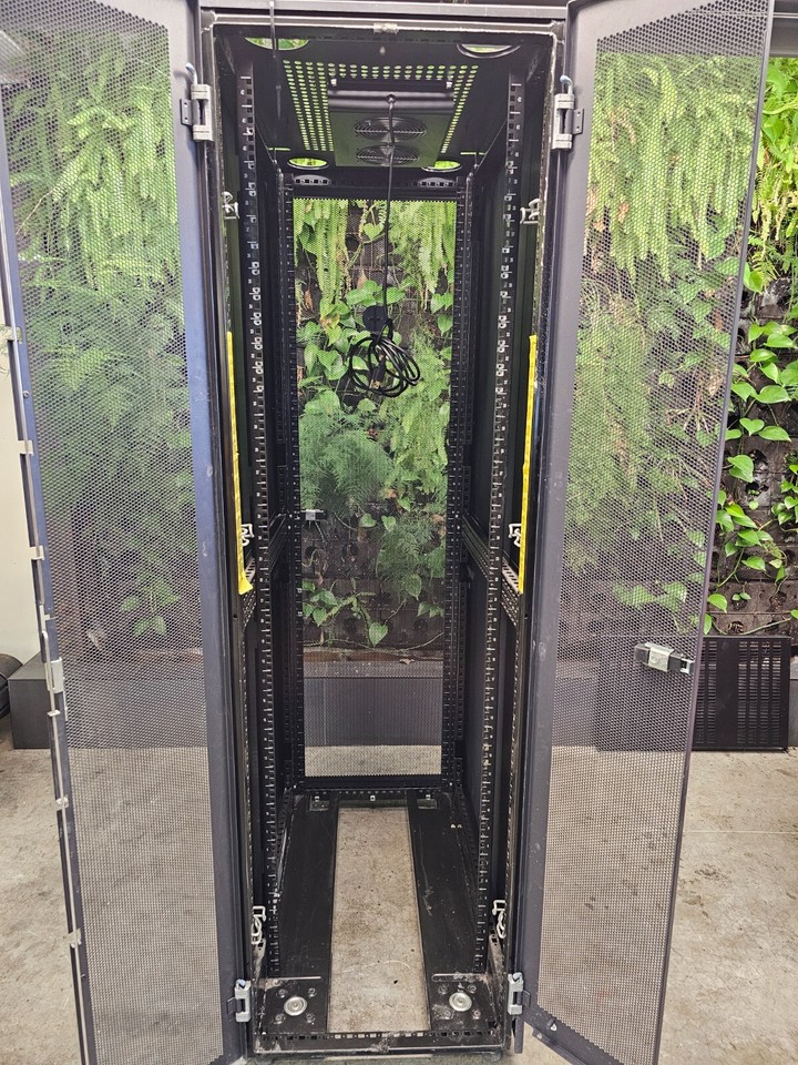 Dell PowerEdge 4210 Server Rack 42U Cabinet | eBay