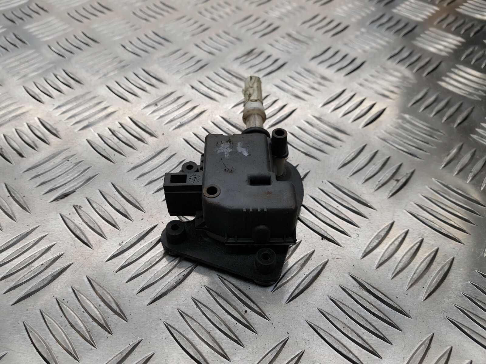 B92 Audi A4 8E9827833 Moteur Ouverture de Fermeture Porte Essence | eBay