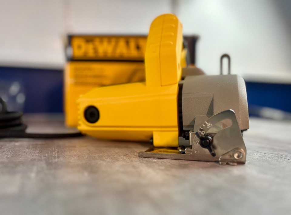 DeWALT DWC860W HD 4-3/8'' 10.8 Amp Wet Dry Tile Stone Masonry Saw ...