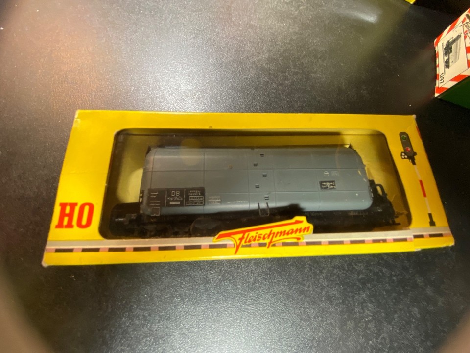 VINTAGE 1960s FLEISCHMANN HO SET LOCO NO. 1379 & 4 INDUSTRIAL/TANKER ...