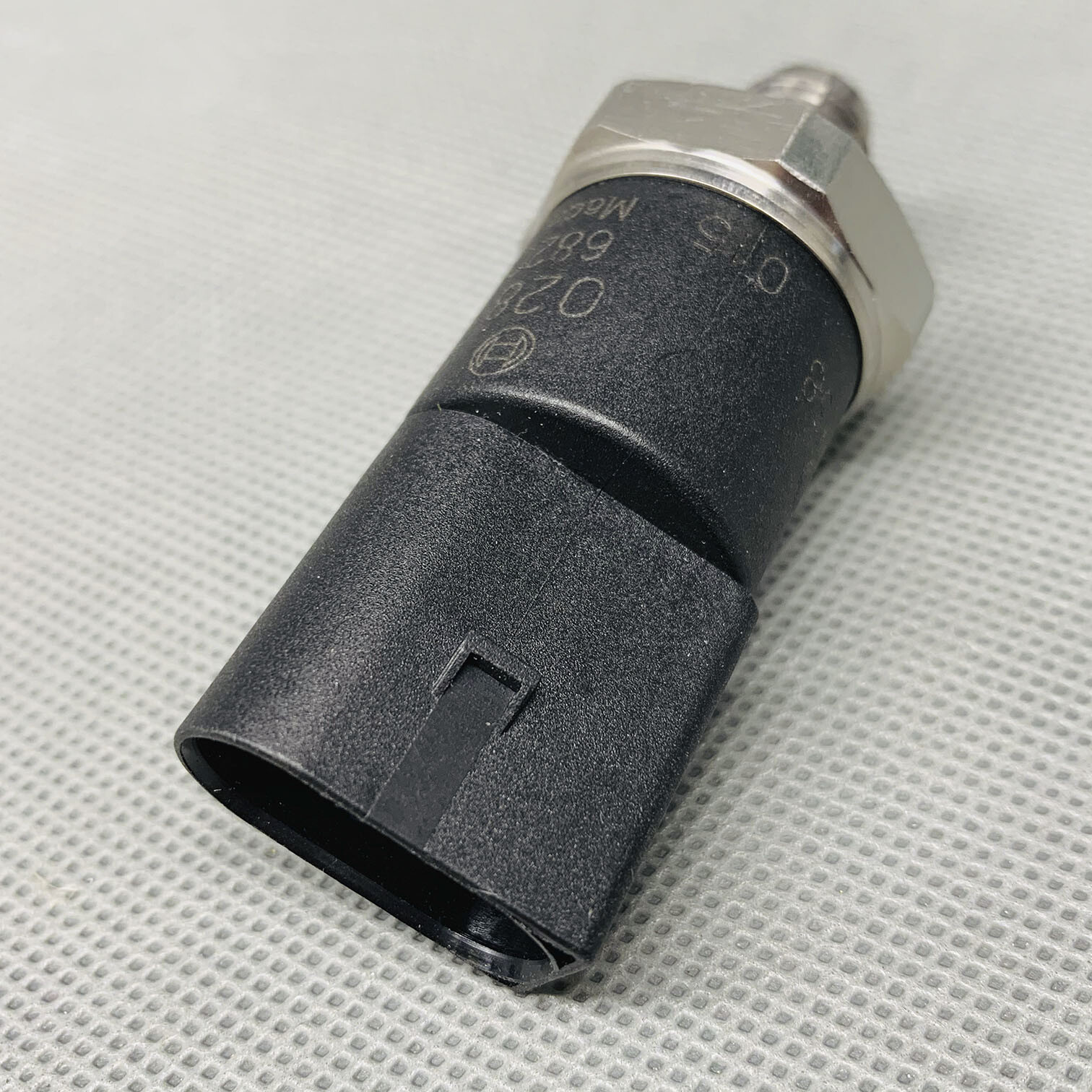 Brand NEW For AUDI A8 Mercedes 0281002354 OEM Bosch Fuel Rail Pressure ...