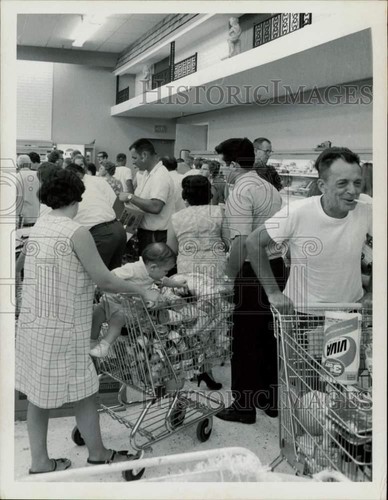 1969 Press Photo People go shopping at Kash N' Karry outlet in the Zayre Center | eBay