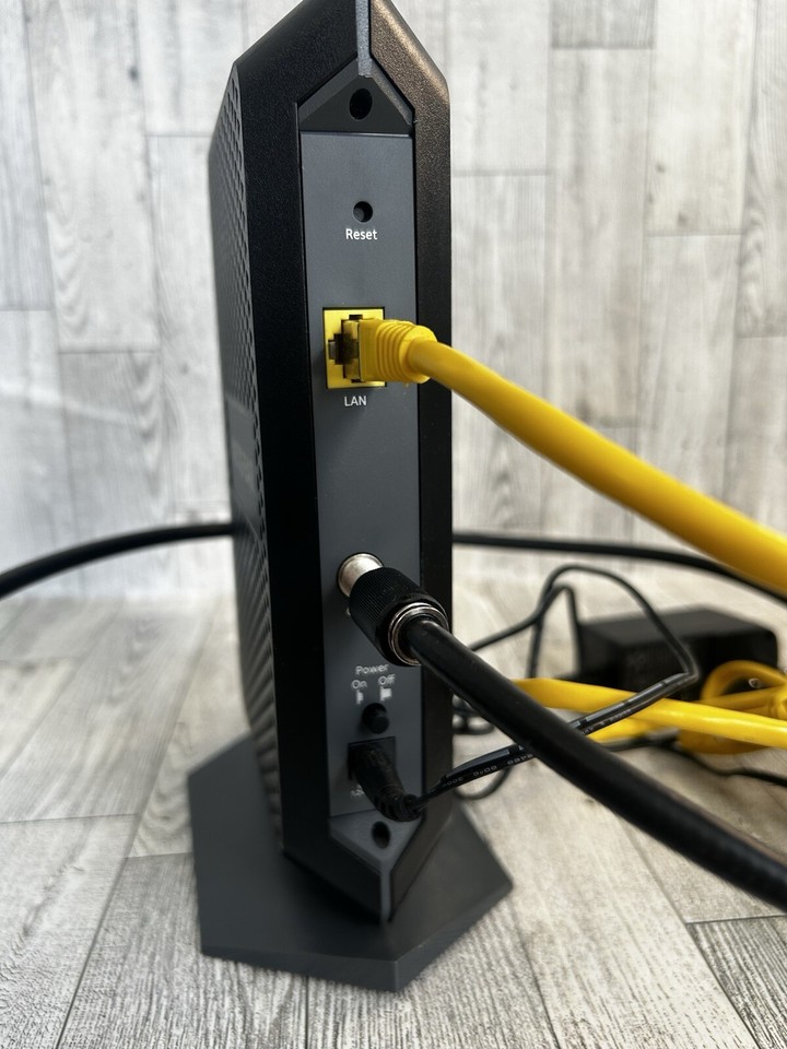 Netgear DOCSIS 3.1 Ultra HighSpeed Cable Modem & AC1000 DualBand ...