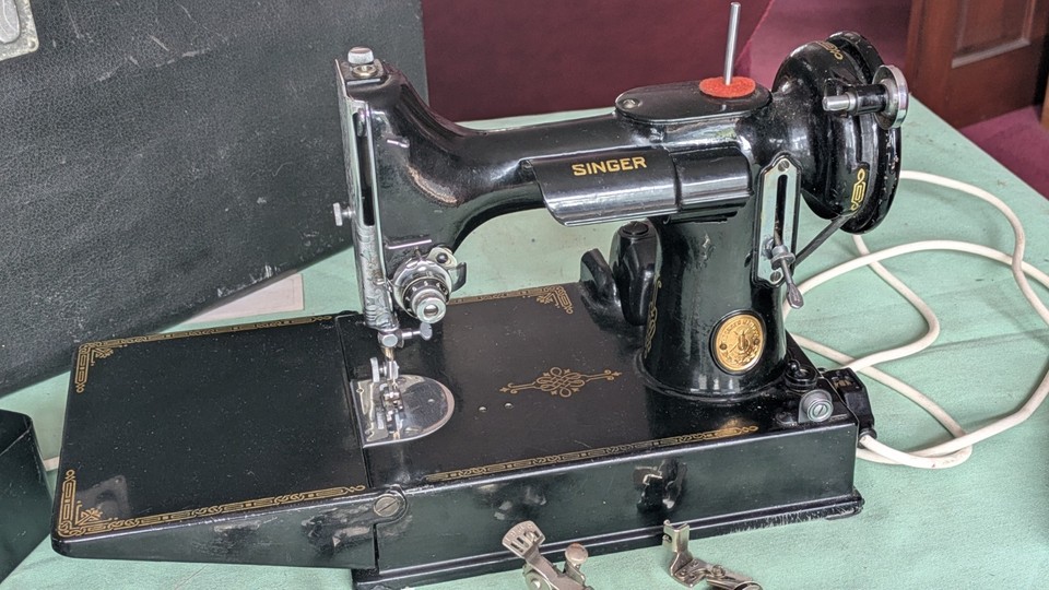 Singer 221K Featherlight Sewing Machine + Case, Key, Accessories ...