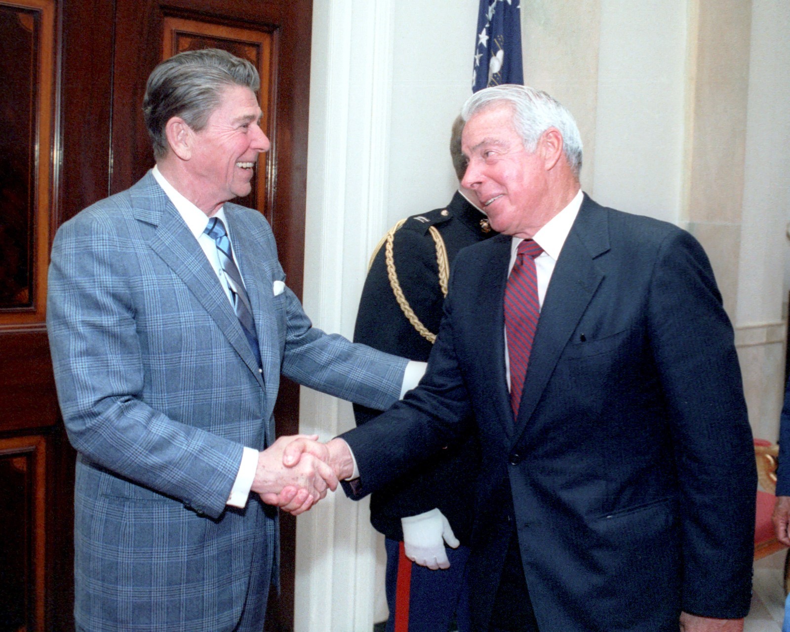 RONALD REAGAN SHAKES HANDS WITH JOE DIMAGGIO IN 1981 - 8X10 PHOTO (FB ...