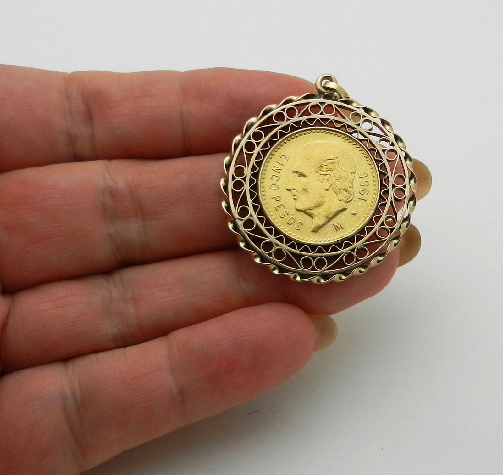 Vintage Medallion Frame .900 Gold Coin SINCO PESOS 19… - Gem