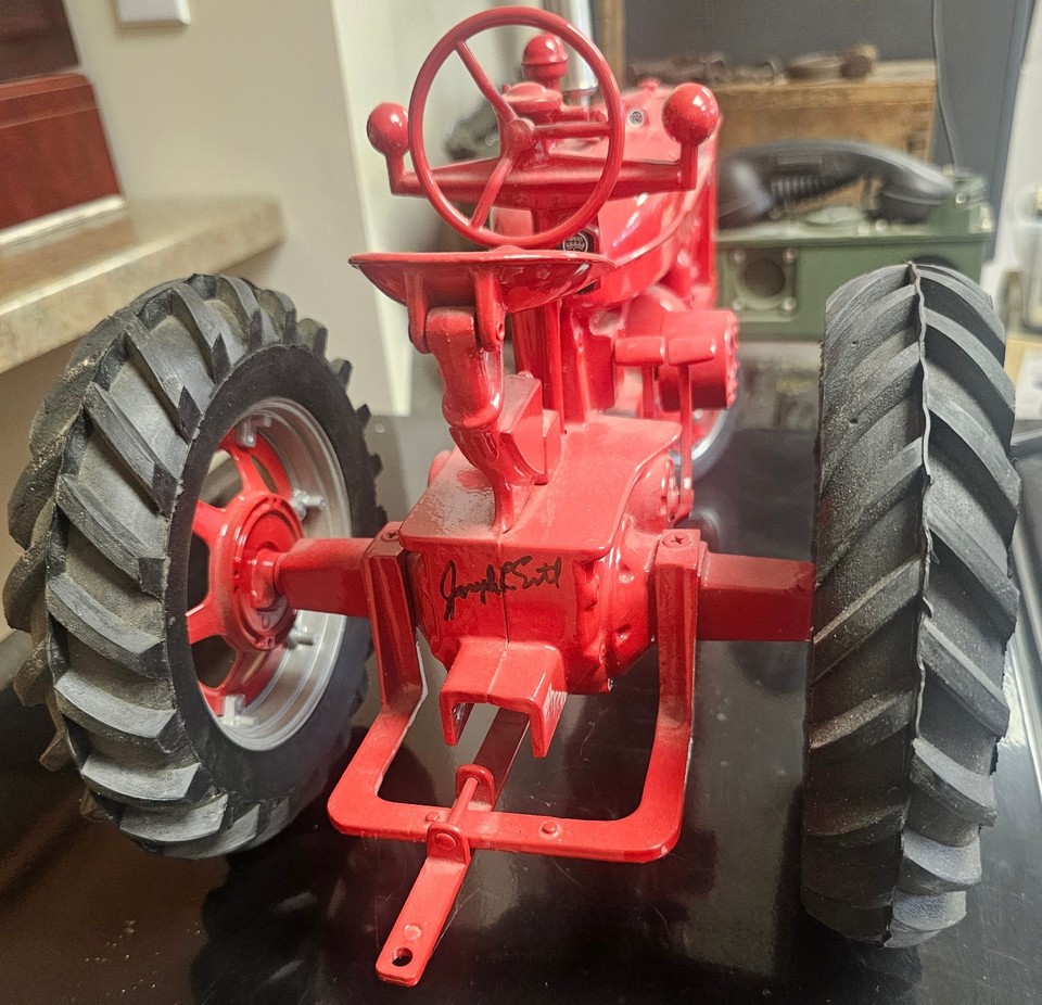 Ertl FARMALL M Tractor 1/8 Scale Die-cast Signed 1995 Farm Progress Show | eBay