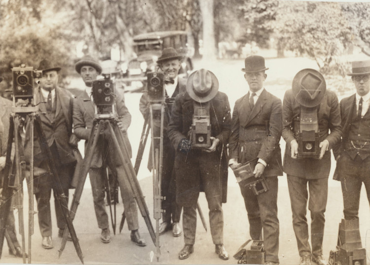 REPRINT OF ORIGINAL PHOTO OF CAMERA MEN W/ EARLY HOLLYWOOD FILM CAMERAS ...