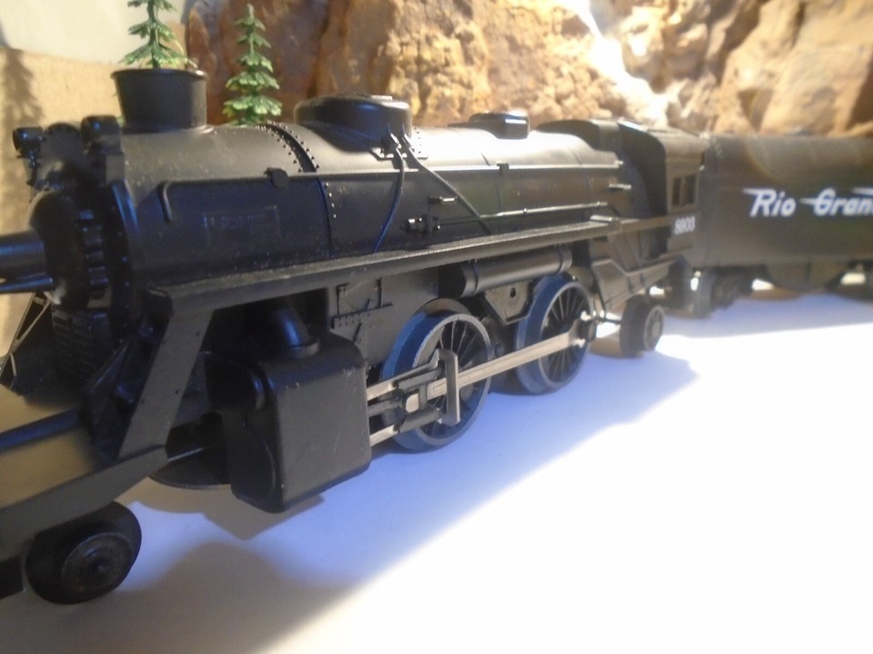 THIS LIONEL 027 SCALE DC POWERED PLASTIC LOCOMOTIVE WITH RIO GRANDE ...
