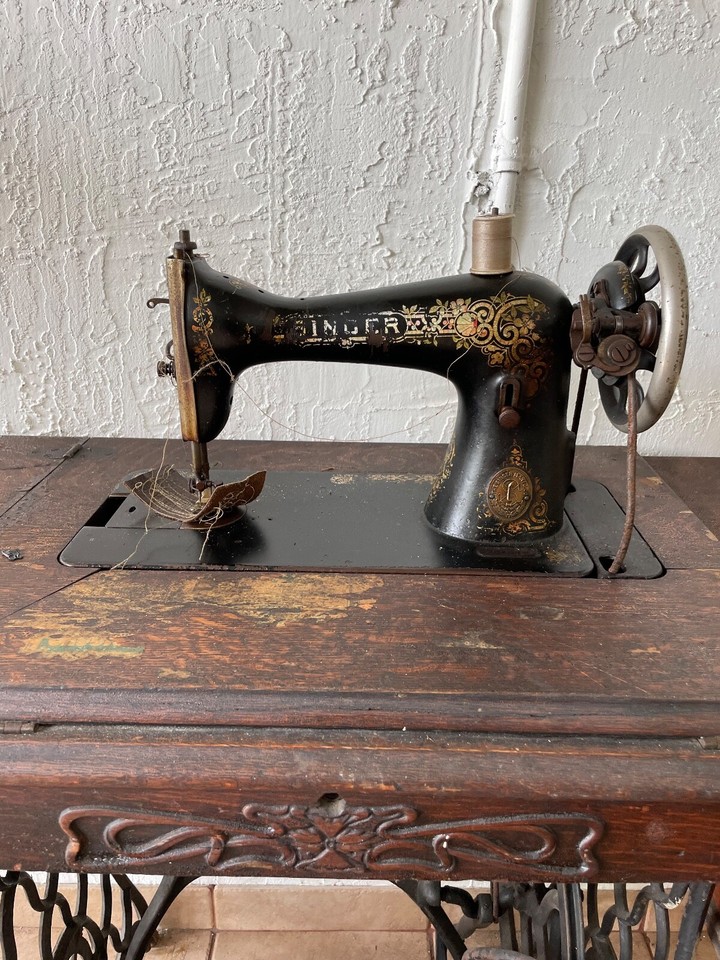 Antique Singer sewing machine and desk. G series serial number. | eBay