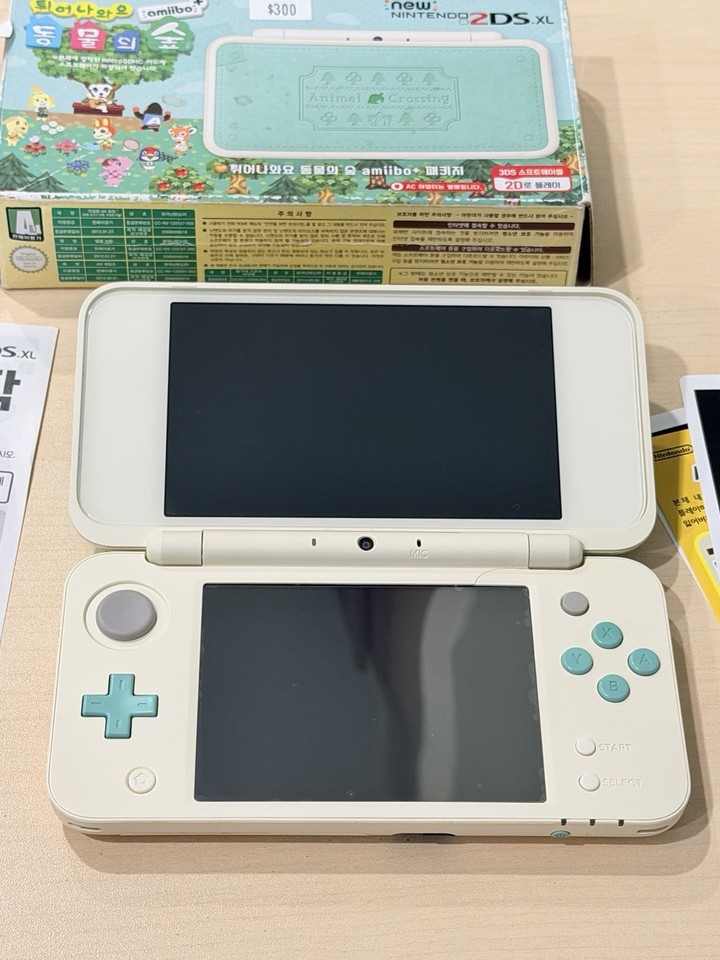 Nintendo New 2DS XL Animal Crossing Edition Mint White amiibo ...