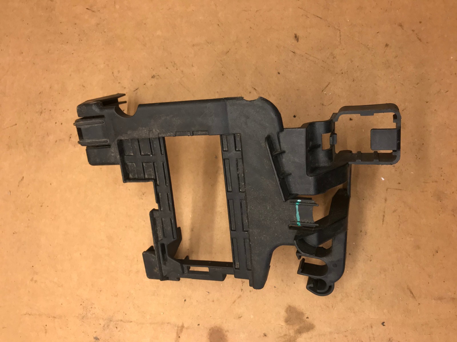 VW POLO 6R 1.2 PETROL ENGINE BATTERY FUSE BOX MOUNTING BRACKET ...