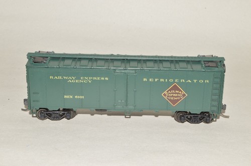 HO scale Athearn REA Railway Express Agency 40' steel reefer car train ...