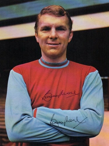 BOBBY MOORE Signed Photograph - West Ham United & England 1966 ...