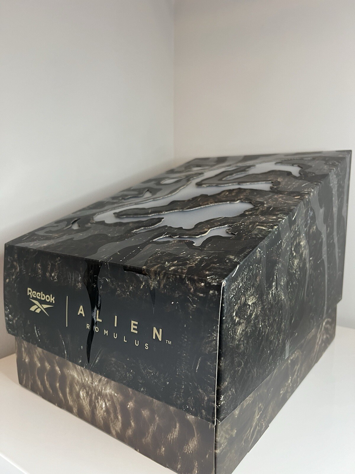 [IN-HAND] Reebok x Aliens Romulus BB 4000 II Mid Shoes - Size 9.5 US ...