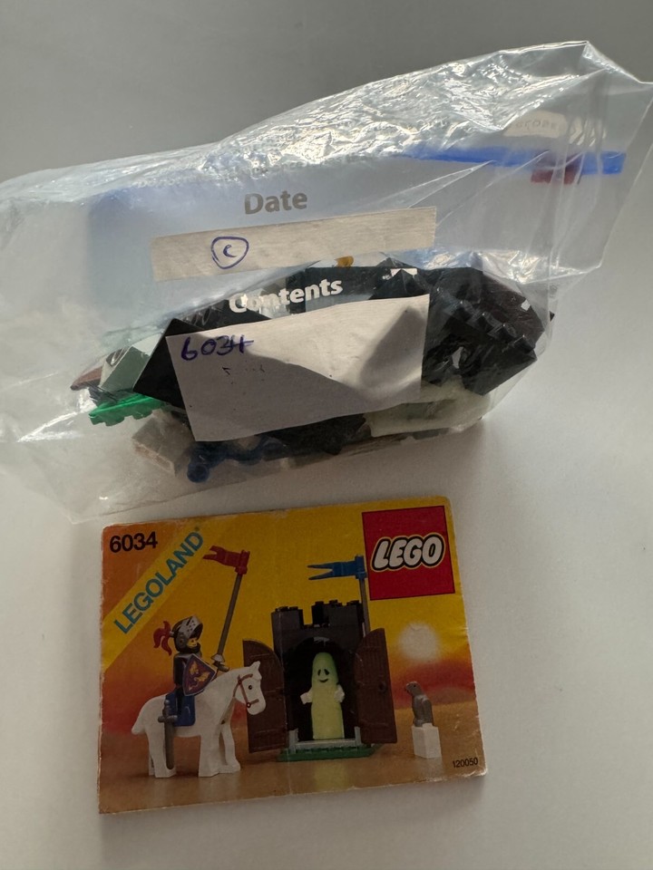 LEGO (vintage) Castle set 6034 - Black Monarch's Ghost - 100% complete ...