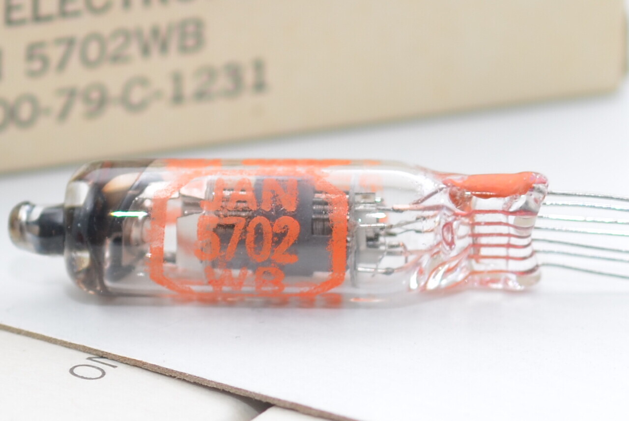 MIL Raytheon JAN 5702WB / 5702 WB, Subminiatur Doppel-Triode / Röhre ...