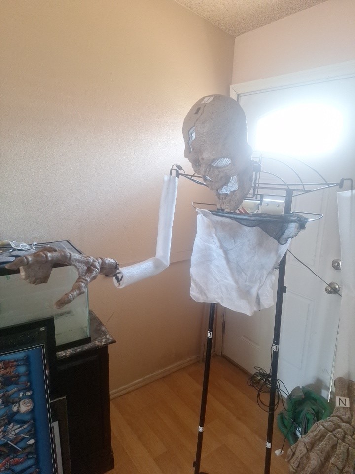 Life Size Scary Halloween Animatronic Skeleton Light-Up Eyes Outdoor ...