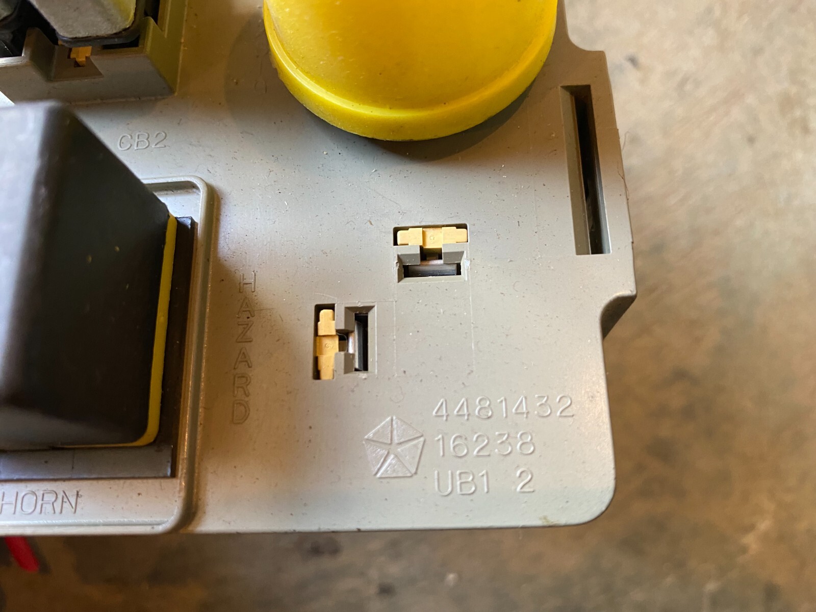 92 93 1992 CHRYSLER NEW YORKER DASH FUSE BOX RELAYS FLASHER HORN HAZARD ...