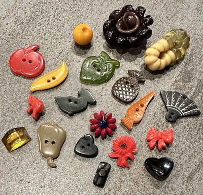 20 Vtg. Bakelite & Plastic Realistic Animal Vegetable Buttons Lot ...