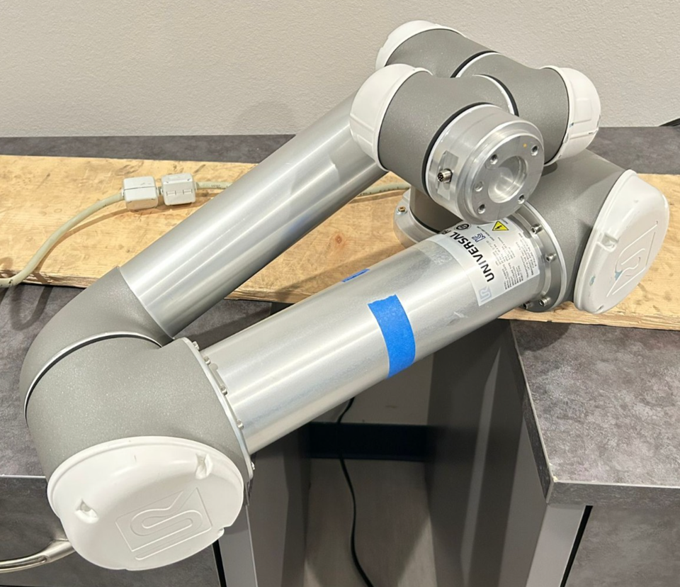 Universal Robots UR5 Robot Arm 2019 NO CONTROLLER OR TEACH PENDANT Arm ...