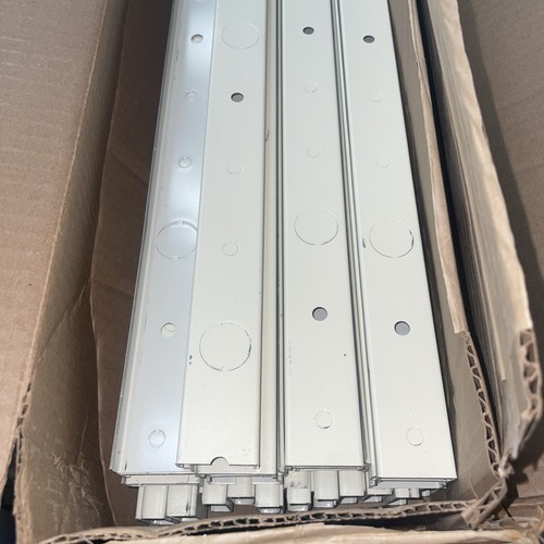 Wiremold V20GBA12 Plugmold W/Snpcl 2-Circuit 2000 Ivory 5" X 40 TOTAL ...