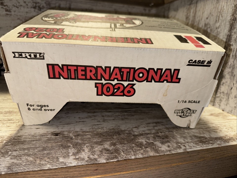 1/16 Scale International 1026 Hydro Gold Demonstrator Tractor Die-cast ...
