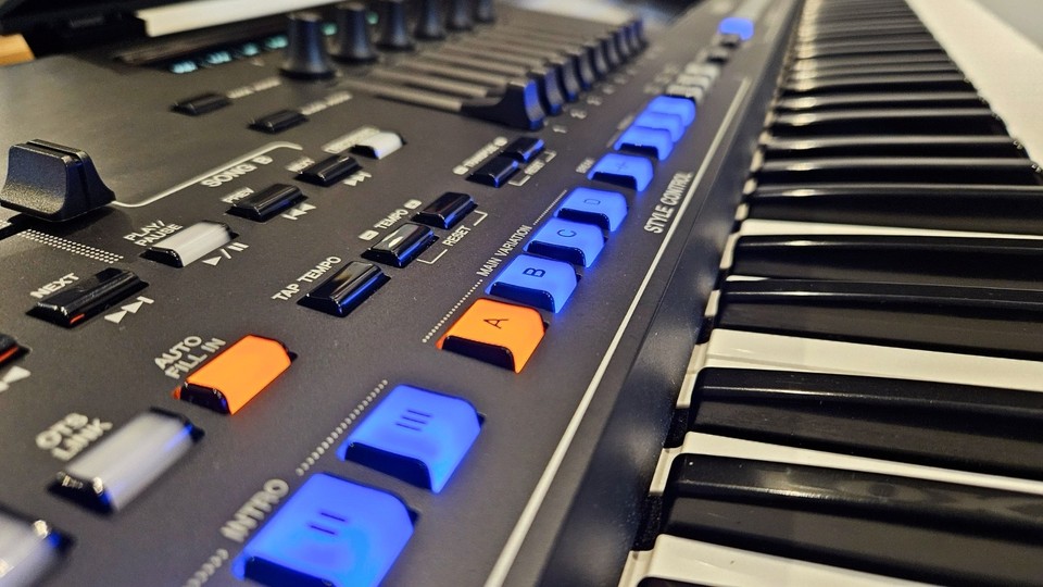 Yamaha GENOS 1 inkl. PSM-Styles, Ständer und Staubabdeckung. Versand od ...