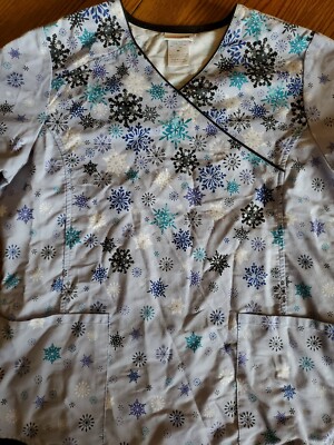 Scrubstar Scrub Top Medium!! EUC!! Blue Snowflakes | eBay